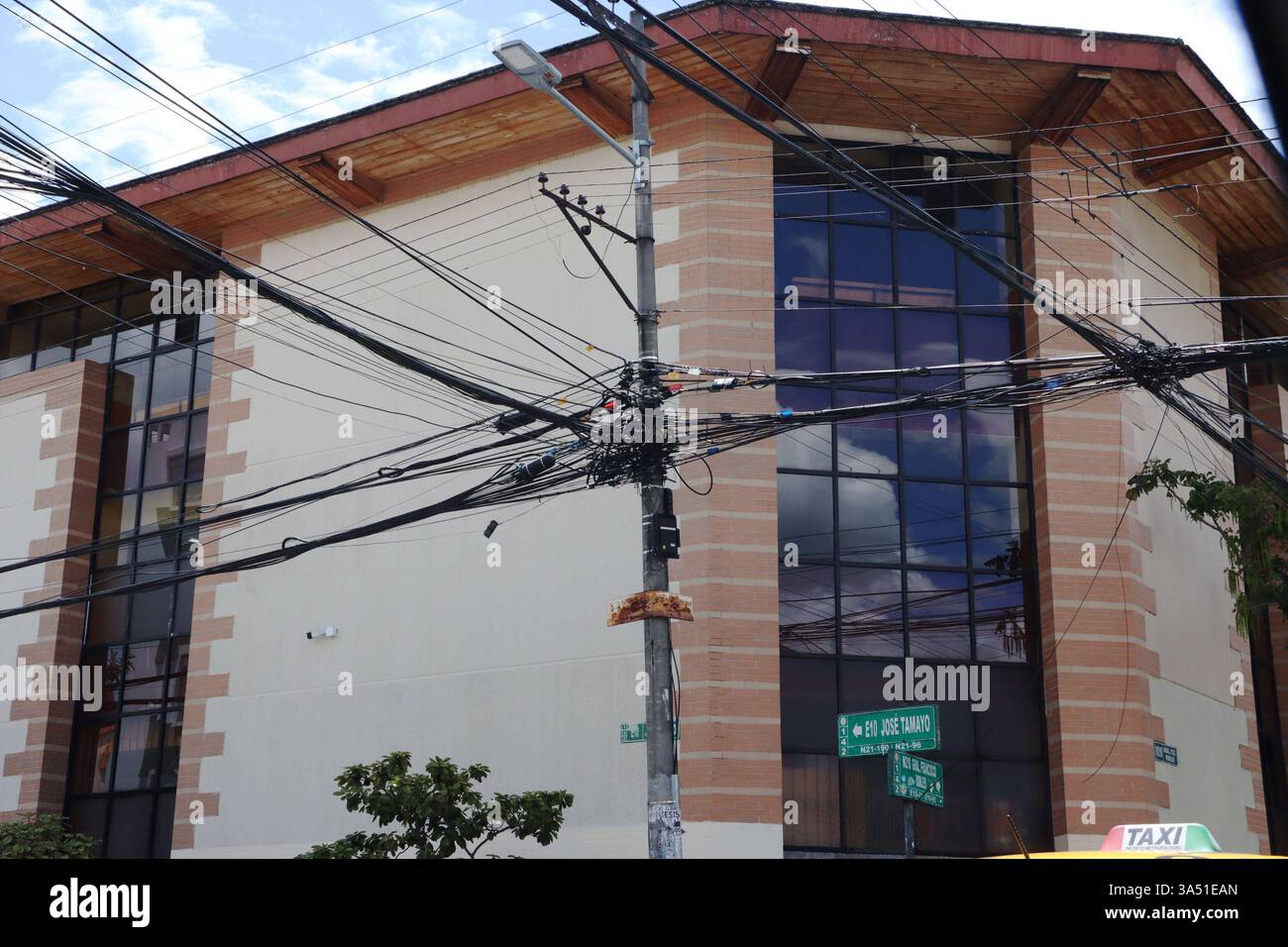 CABLES ELECTRICOS QUITO Quito, Thursday, March 20, 2025 Photographs of ...
