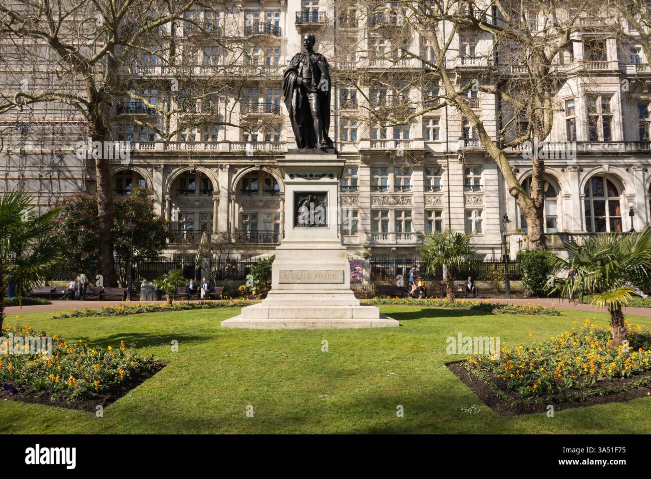 Thomas Brock's statue of Sir Bartle Frere, Victoria Embankment, London ...