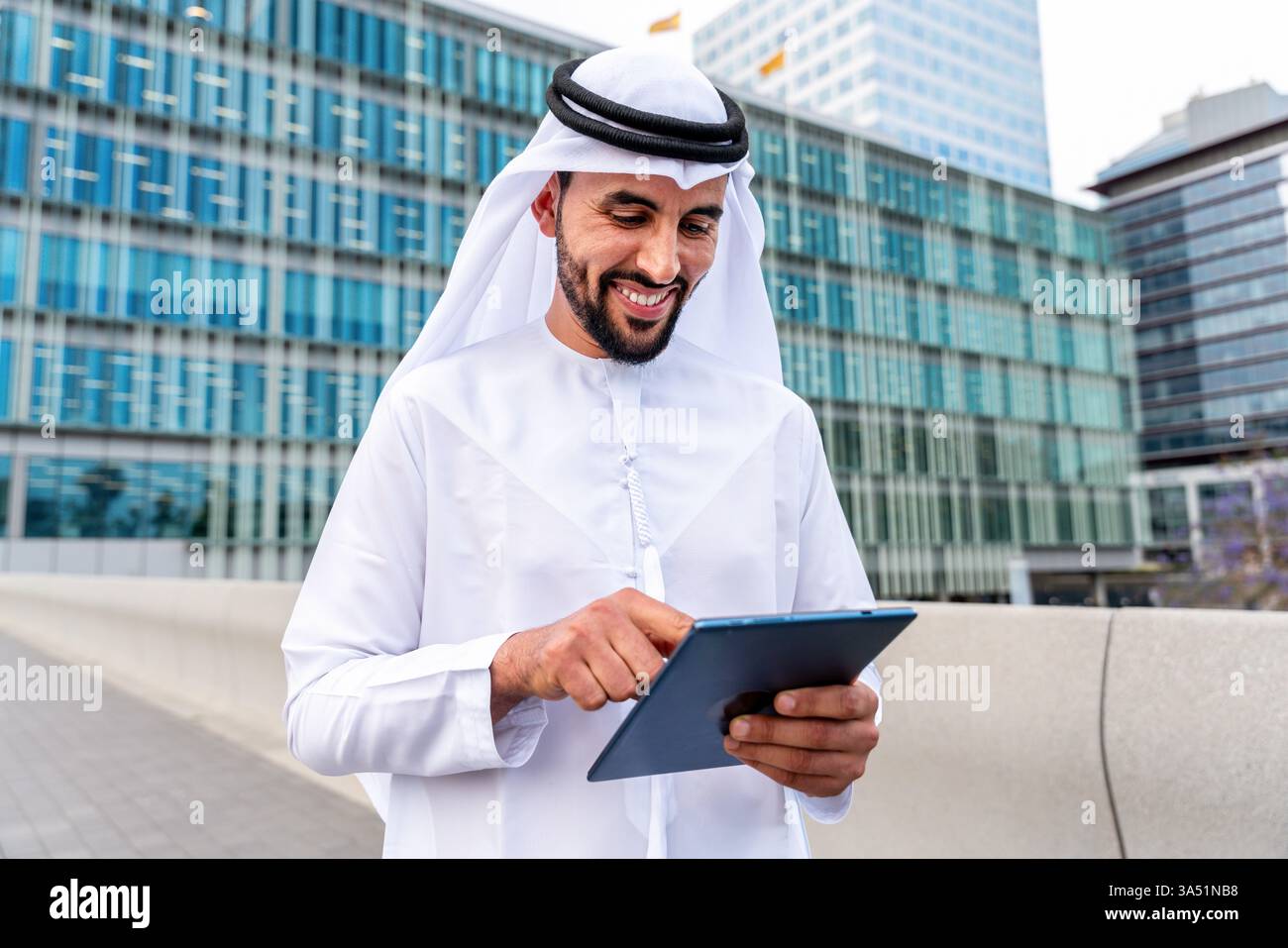 Arab middle-eastern man wearing emirati kandora traditional clothing in ...