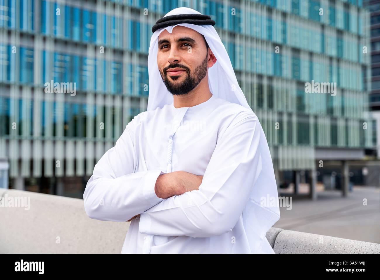 Arab middle-eastern man wearing emirati kandora traditional clothing in ...