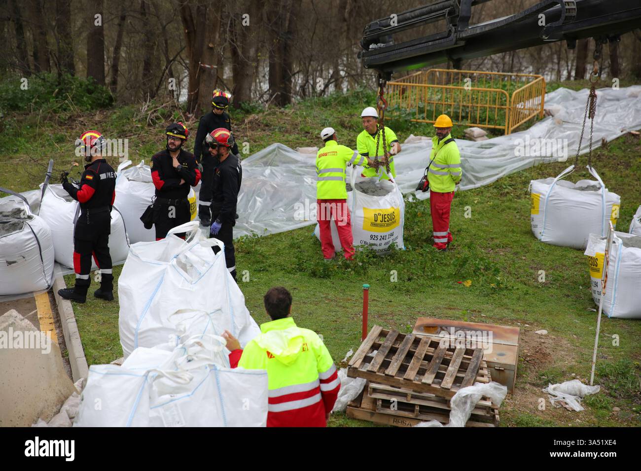UME agents work on a dike at the National Hospital of Parapléjicos, on ...
