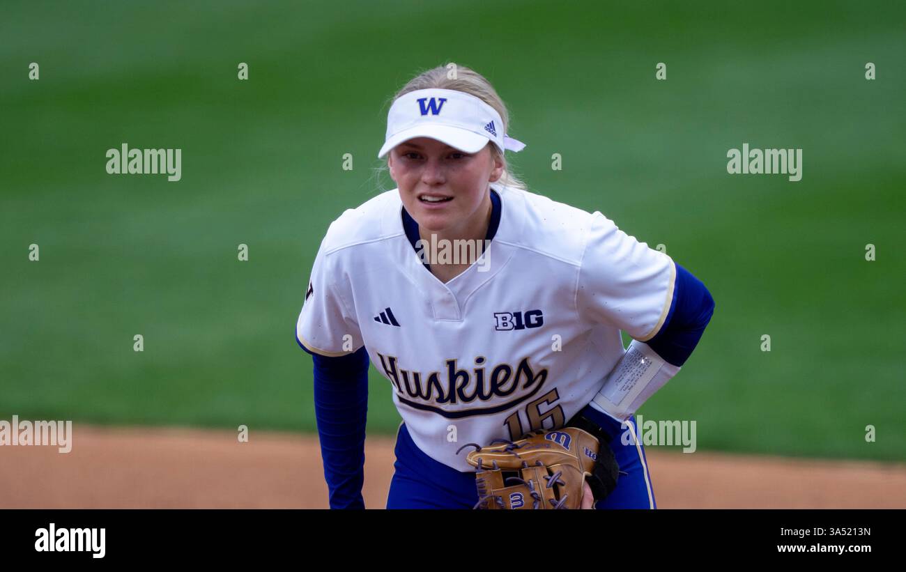Washington first baseman Alexis DeBoer is pictured during an NCAA ...