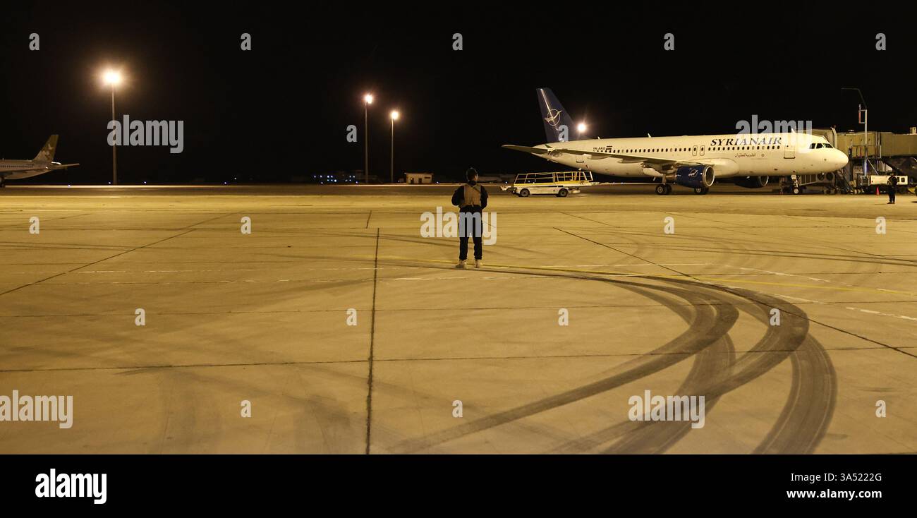 Damaskus, Syria. 20th Mar, 2025. A Syrian soldier stands on the ...