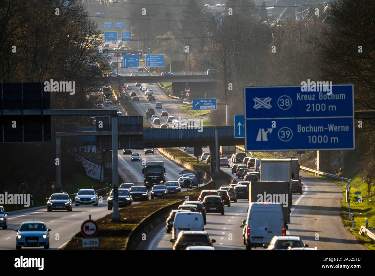 Autobahn A40, dichter, zähfließender Stau, Feierabendverkehr bei der ...