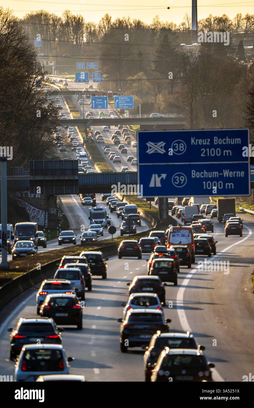 Autobahn A40, dichter, zähfließender Stau, Feierabendverkehr bei der ...