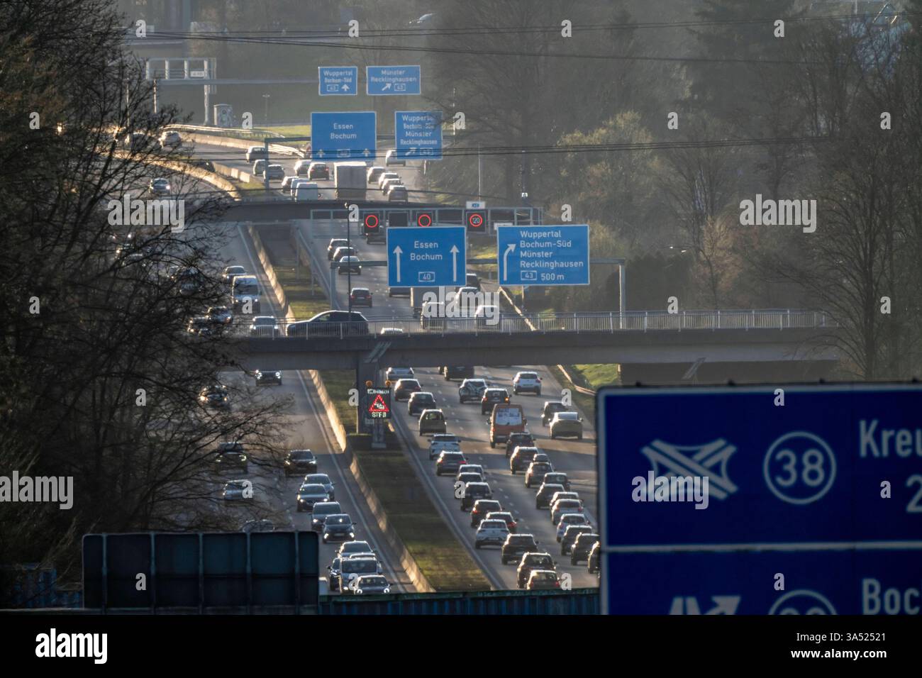 Autobahn A40, dichter, zähfließender Stau, Feierabendverkehr bei der ...