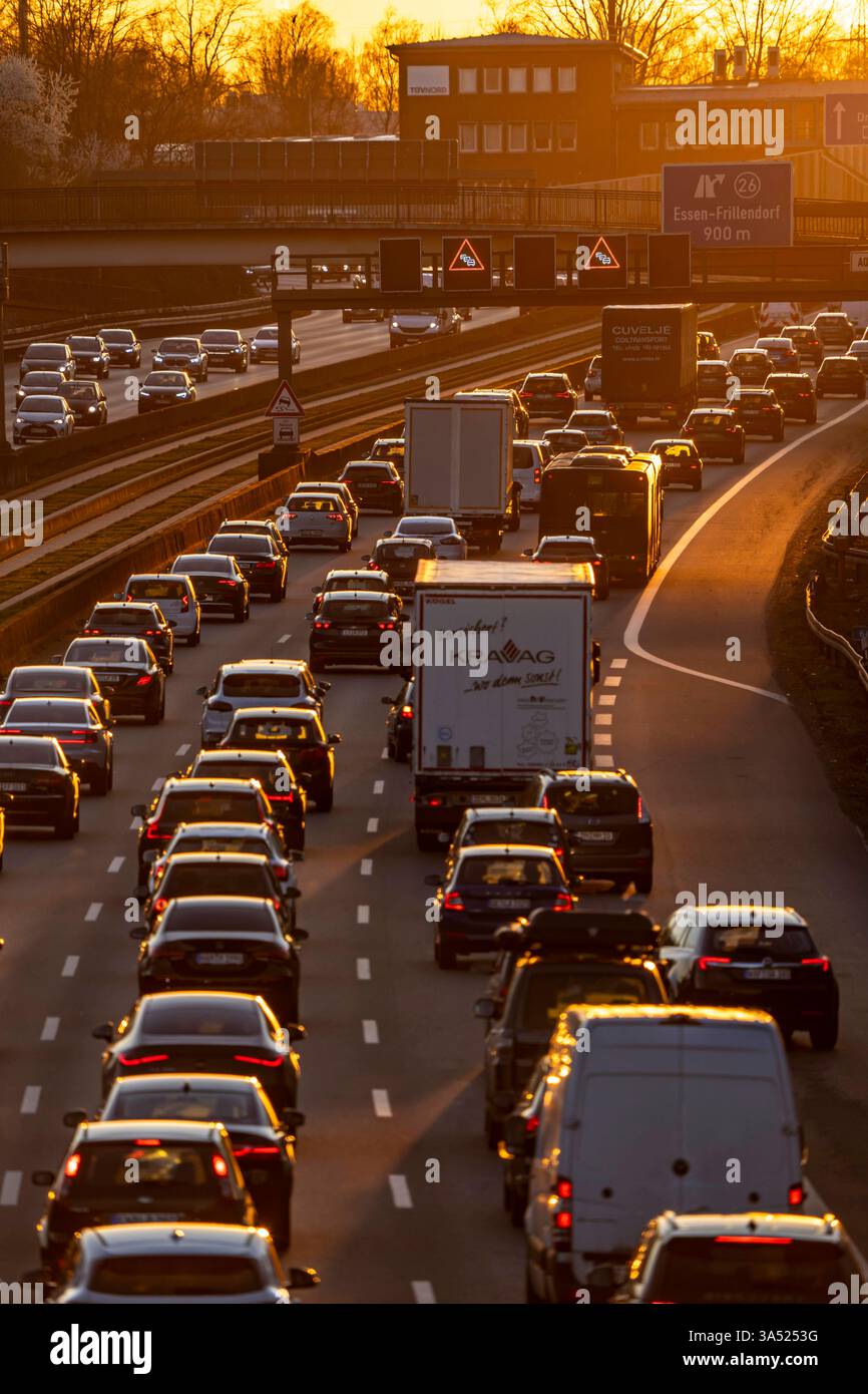 Autobahn A40, dichter, zähfließender Stau, Feierabendverkehr bei der ...