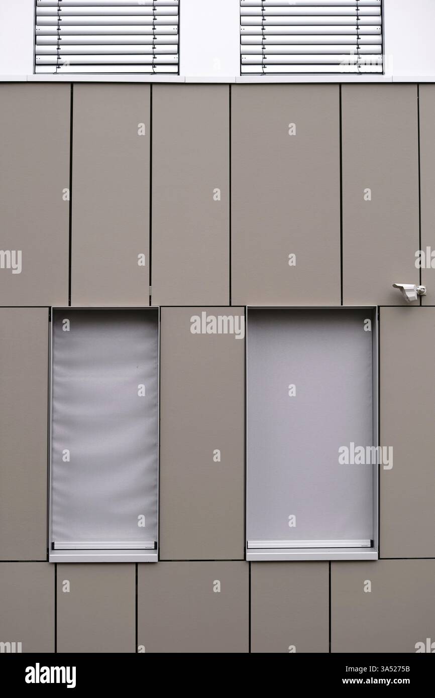 A modern office building facade with sheet metal cladding and an ...