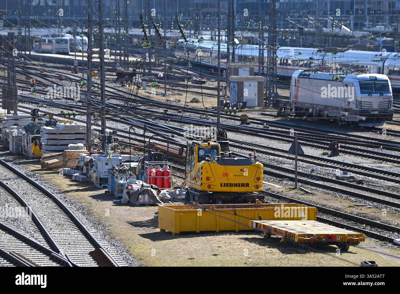 Bagger steht neben Gleisen am Hauptbahnhof in Muenchen.Baustelle ...