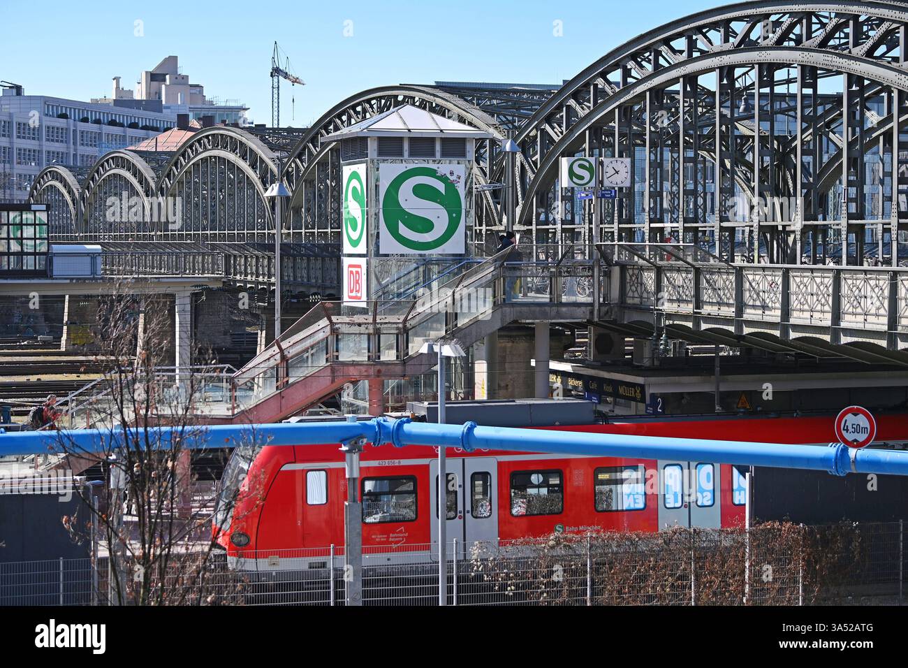 S-Bahn Zug an der S-Bahn Haltestelle Hackerbruecke in Muenchen. *** S ...