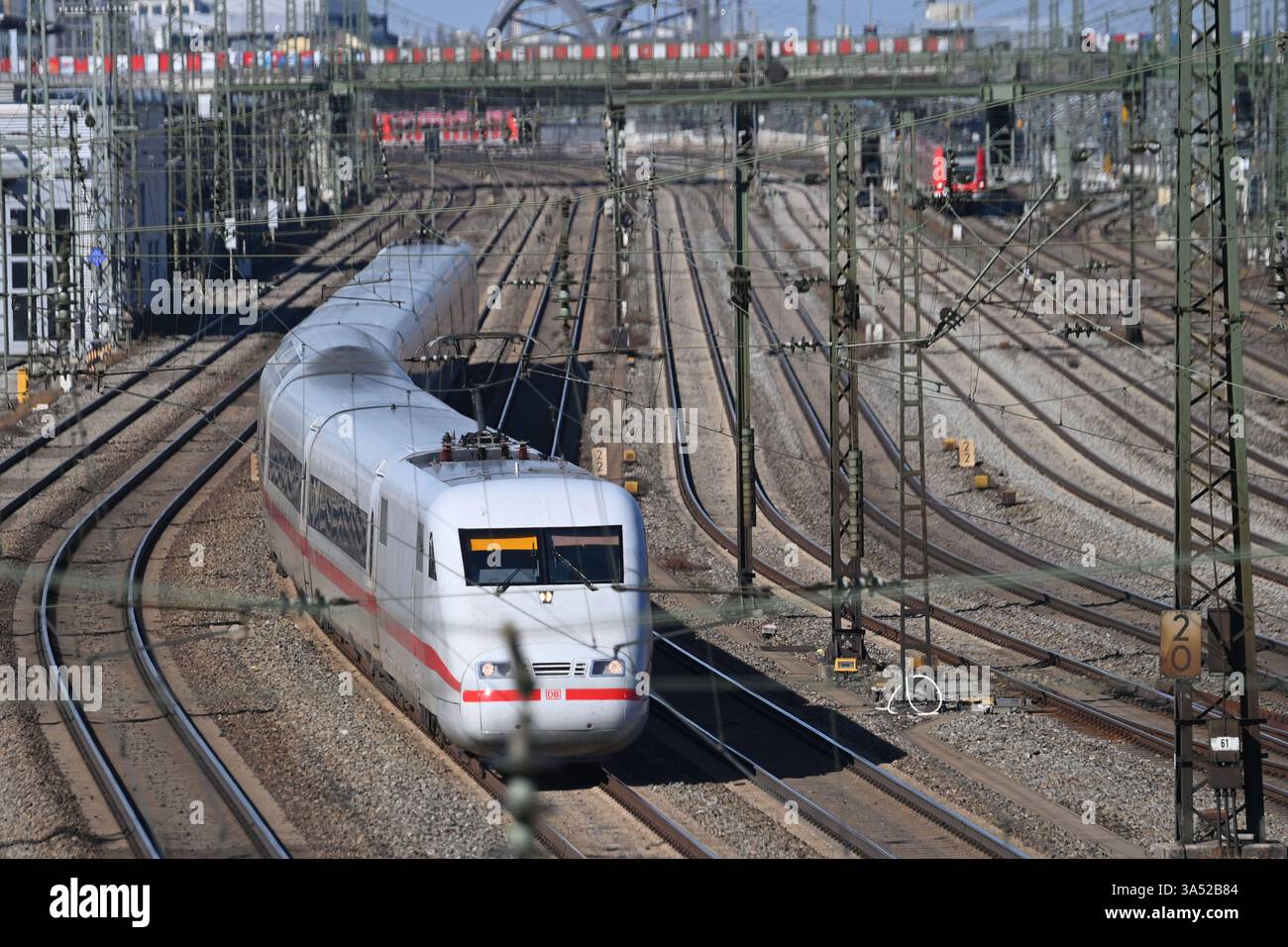 Ausfahrender,einfahrender Zug,ICE,Intercity Express, Schnellzug ...