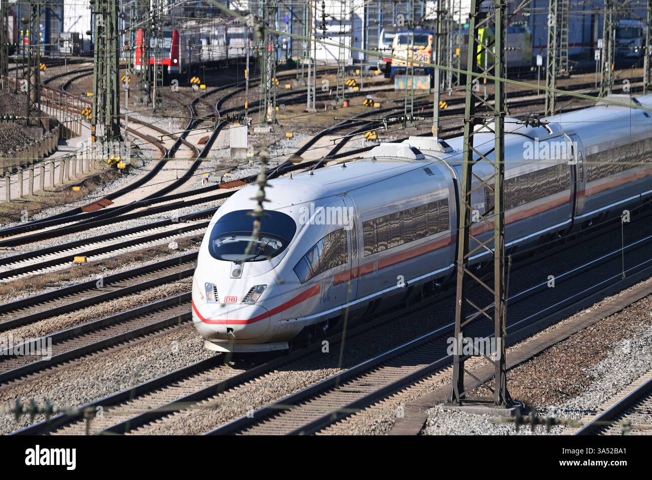 Ausfahrender,einfahrender Zug,ICE,Intercity Express, Schnellzug ...