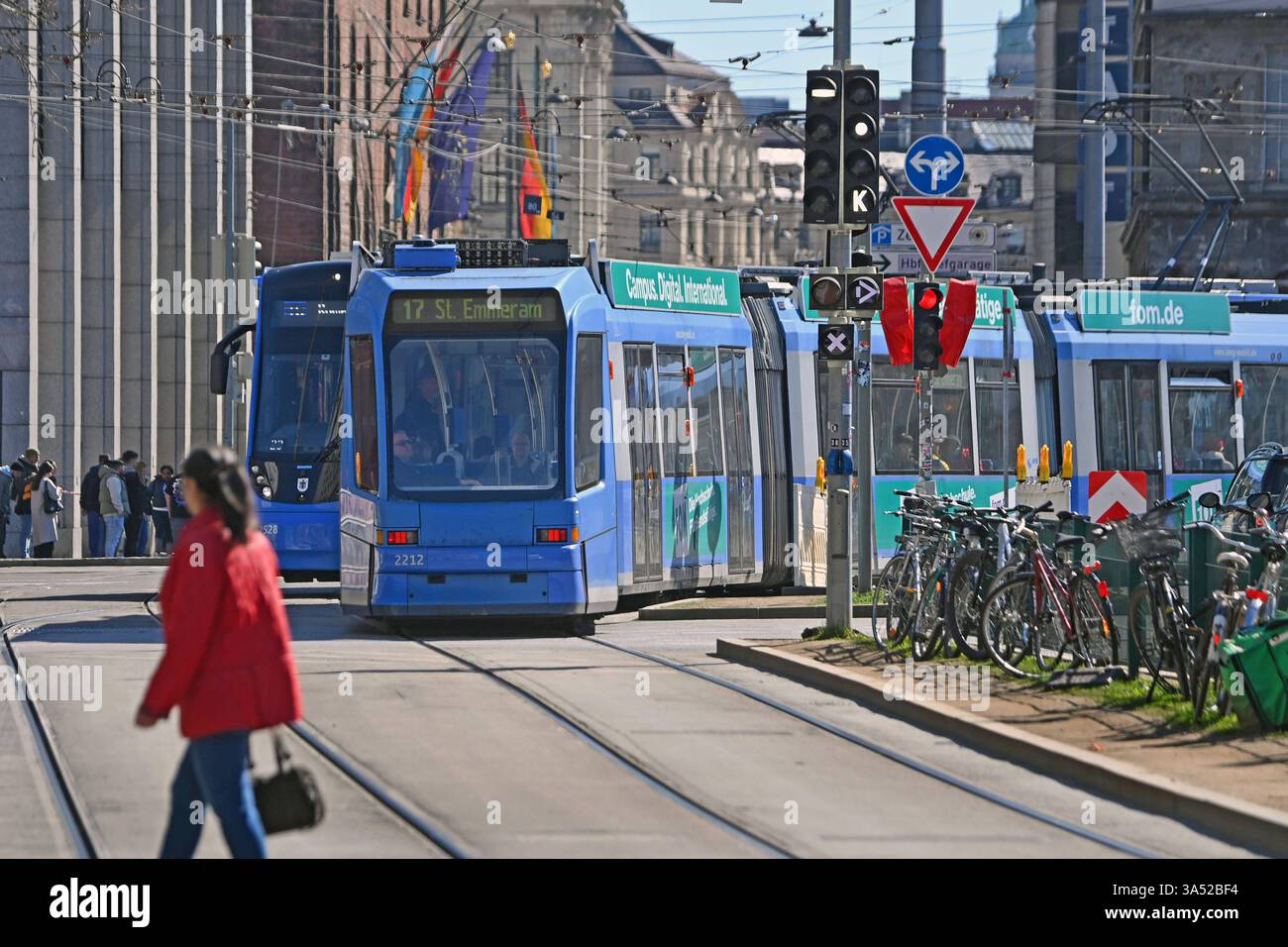 Themenbild Mobilitaet in Grossstaedten. Tram,Strassenbahn in Muenchen ...