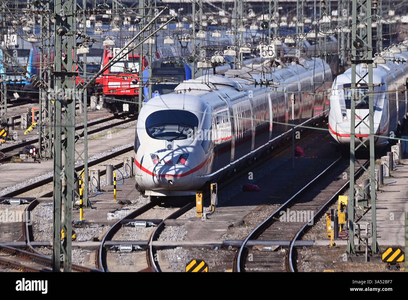 Ausfahrender,einfahrender Zug,ICE,Intercity Express, Schnellzug ...