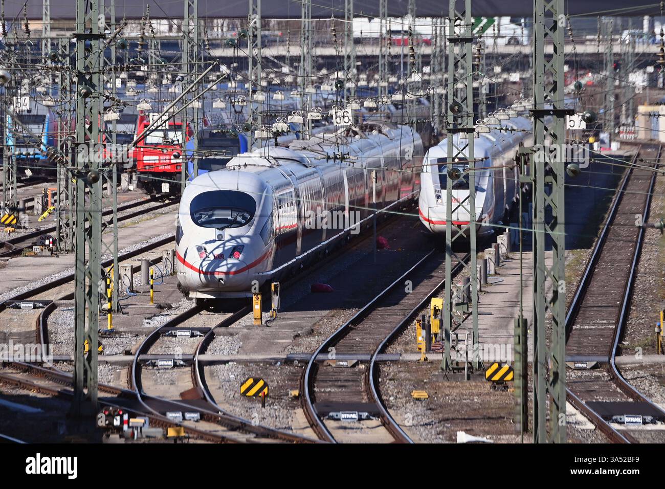 Ausfahrender,einfahrender Zug,ICE,Intercity Express, Schnellzug ...