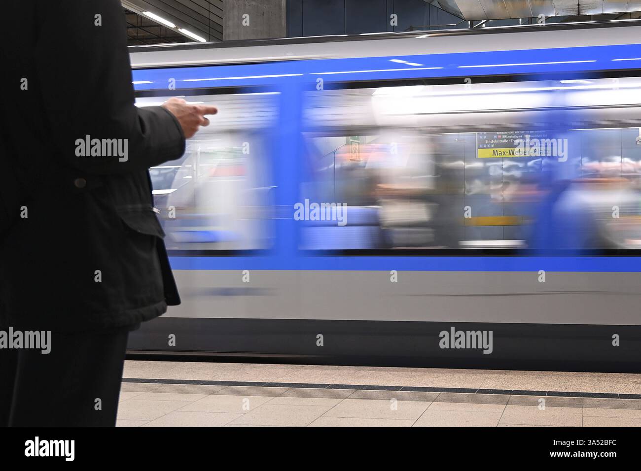 Einfahrende U-Bahn der Linie U5 an der Haltestelle Max-Weber-Platz in ...