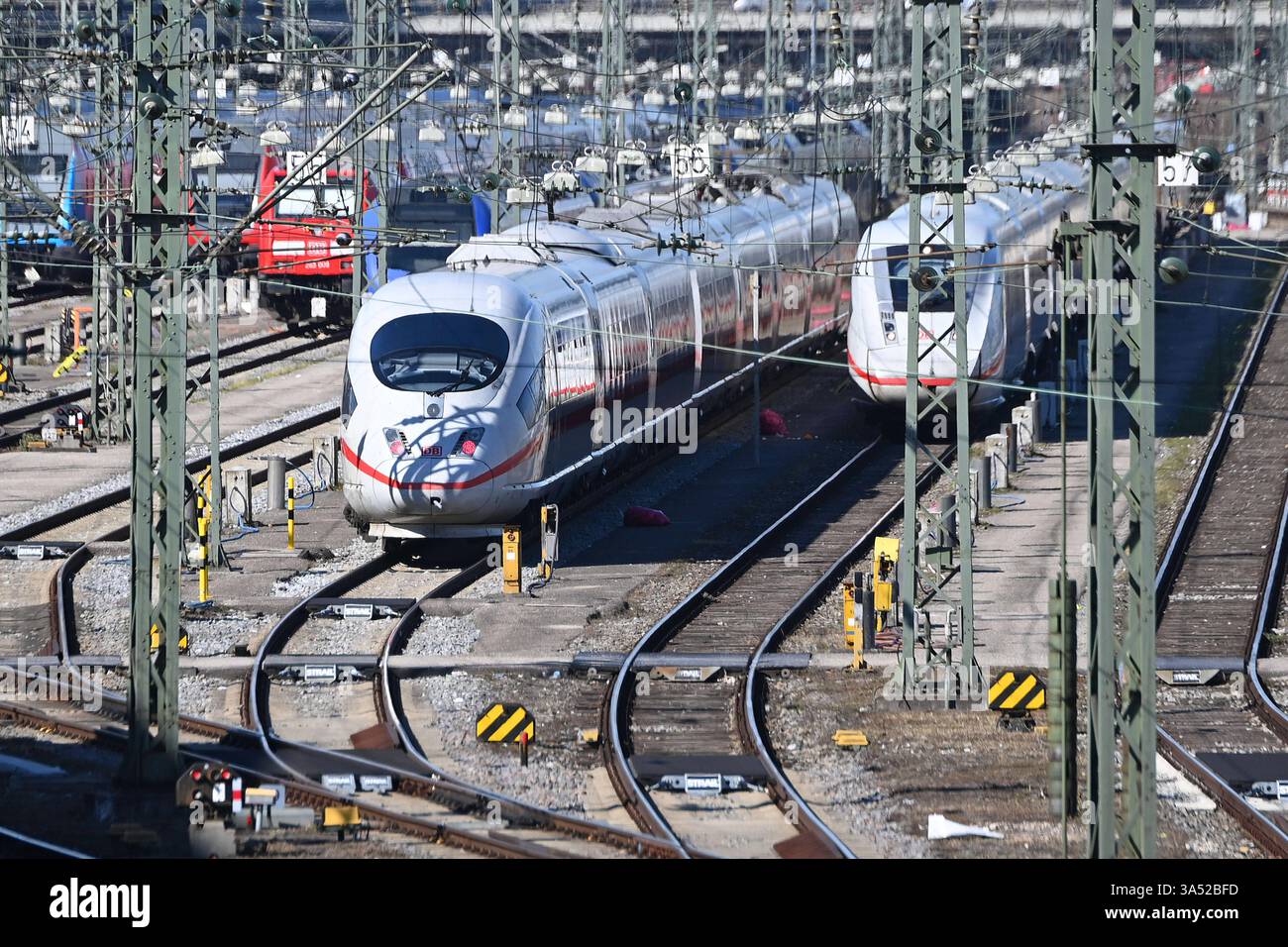 Ausfahrender,einfahrender Zug,ICE,Intercity Express, Schnellzug ...