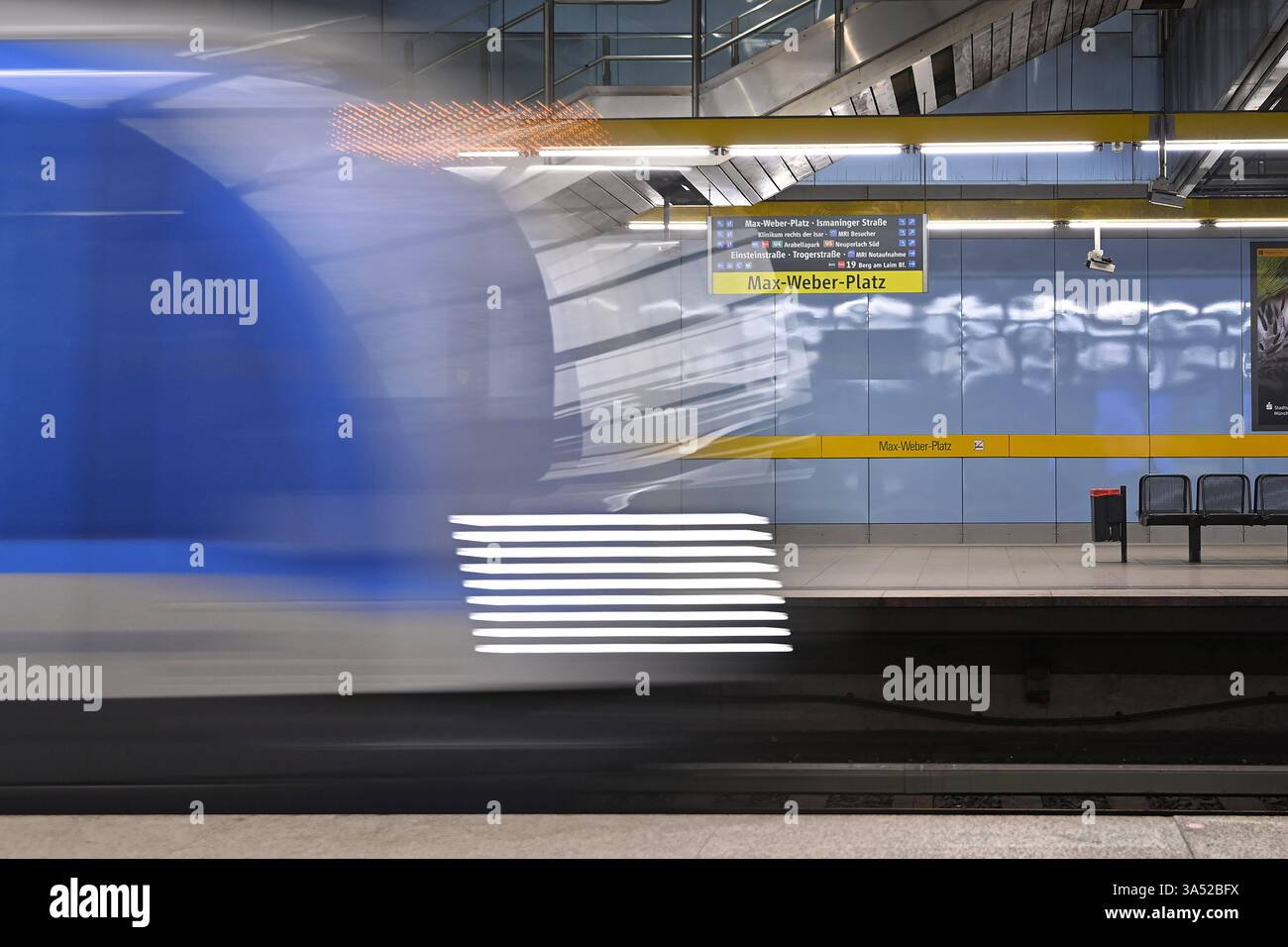 Einfahrende U-Bahn der Linie U5 an der Haltestelle Max-Weber-Platz in ...