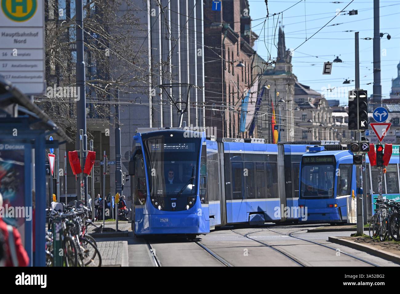 Themenbild Mobilitaet in Grossstaedten. Tram,Strassenbahn in Muenchen ...