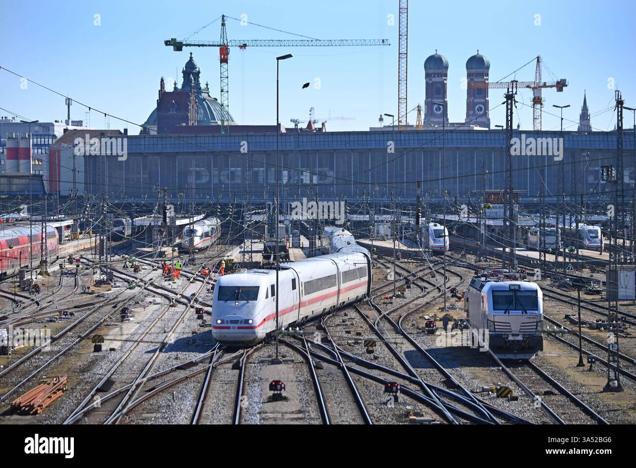Ausfahrender,einfahrender Zug,ICE,Intercity Express, Schnellzug ...