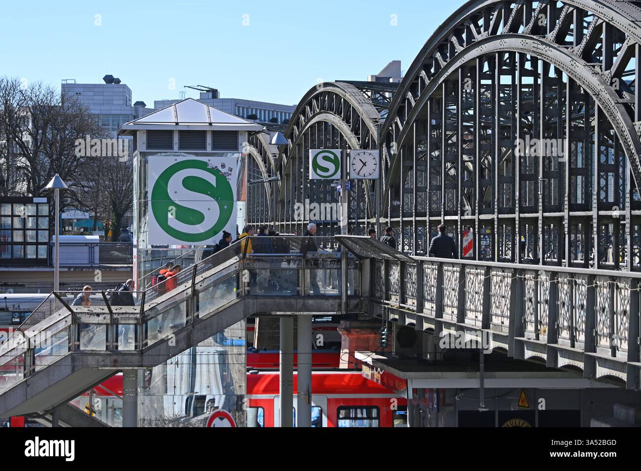 S-Bahn Zug an der S-Bahn Haltestelle Hackerbruecke in Muenchen. *** S ...