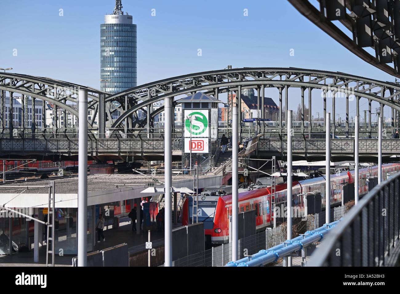 S-Bahn Zug an der S-Bahn Haltestelle Hackerbruecke in Muenchen. *** S ...