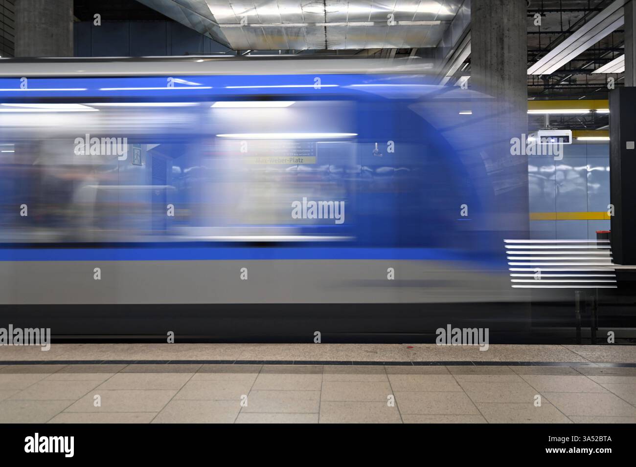 Einfahrende U-Bahn der Linie U5 an der Haltestelle Max-Weber-Platz in ...