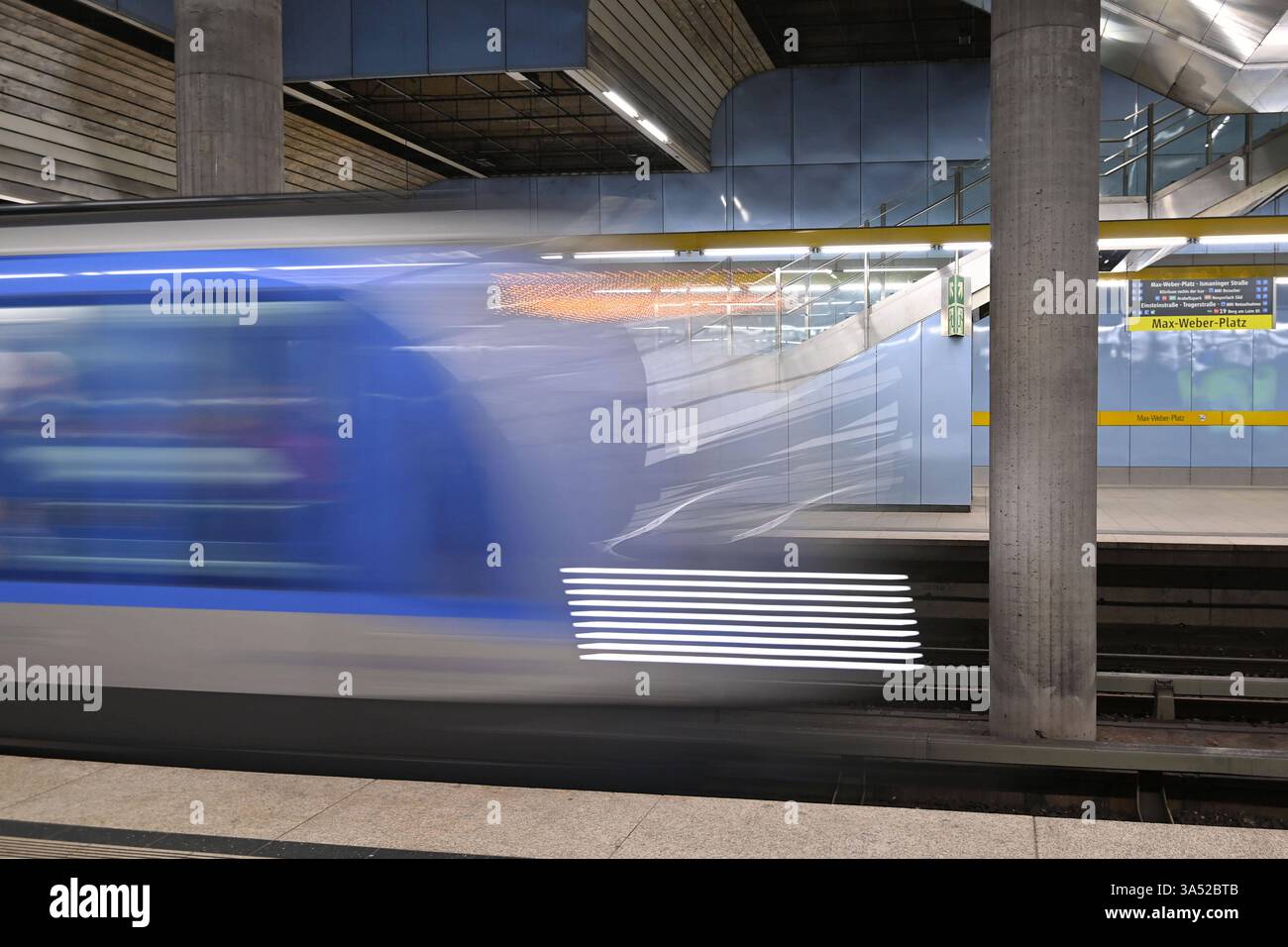 Einfahrende U-Bahn der Linie U5 an der Haltestelle Max-Weber-Platz in ...