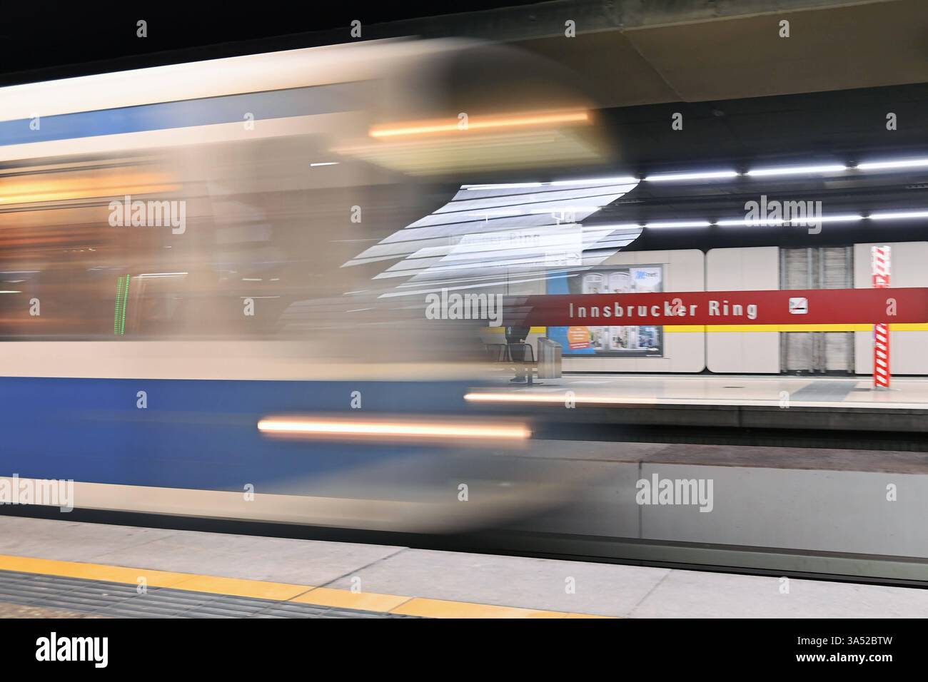 Einfahrende U-Bahn der Linie U2 an der Haltestelle Innsbrucker Ring in ...