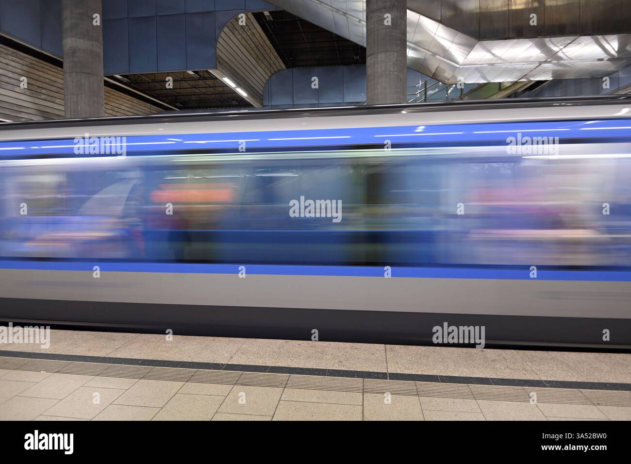 Einfahrende U-Bahn der Linie U5 an der Haltestelle Max-Weber-Platz in ...