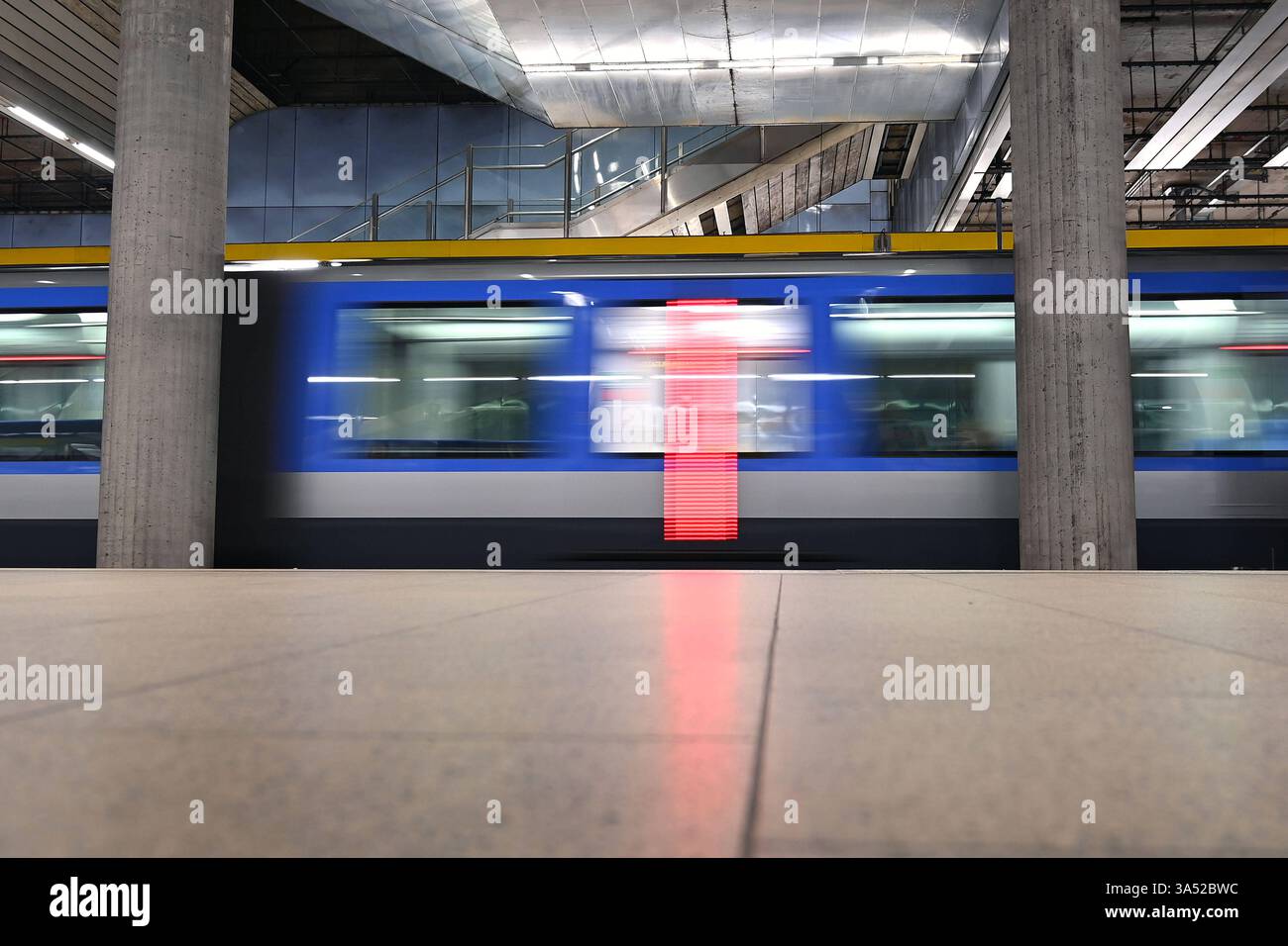 Einfahrende U-Bahn der Linie U5 an der Haltestelle Max-Weber-Platz in ...