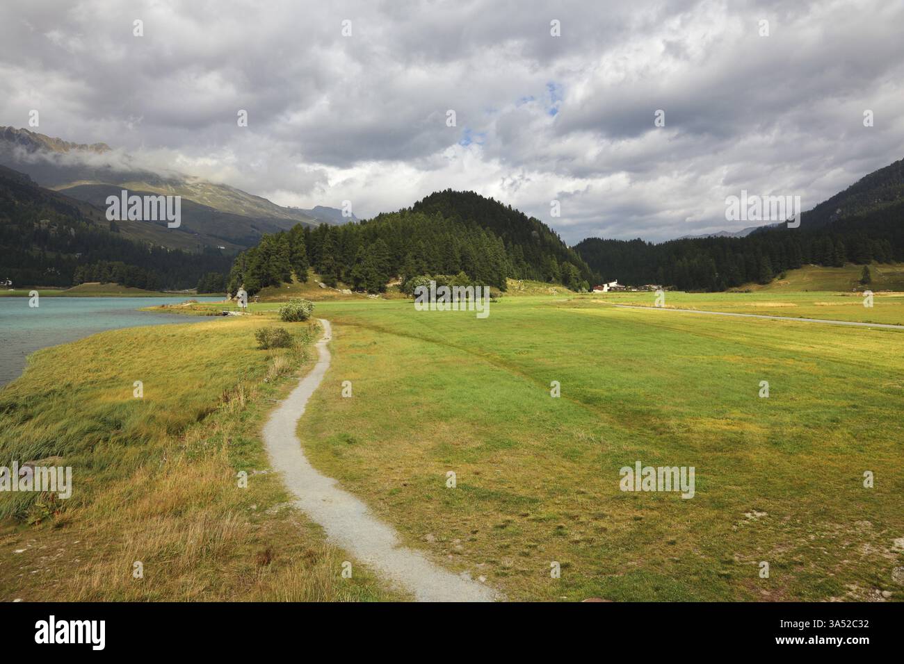 Sloping lake bank hi-res stock photography and images - Alamy