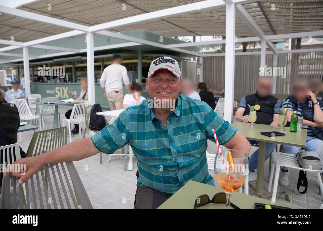 Palma, Spain. 20th Mar, 2025. Uwe from Cologne enjoys the afternoon in ...