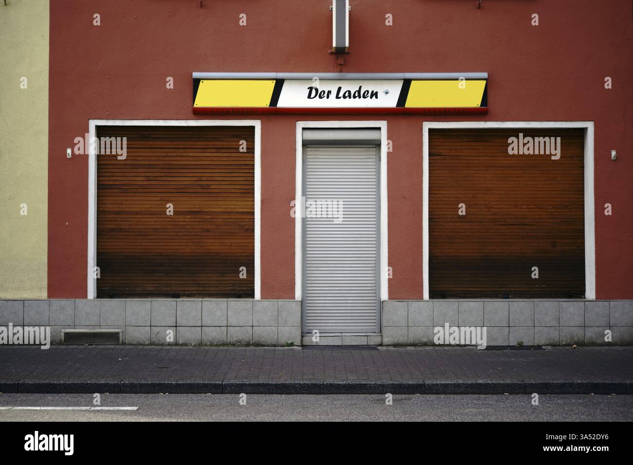 A closed shop and kiosk with lowered window blinds and shutters Stock ...