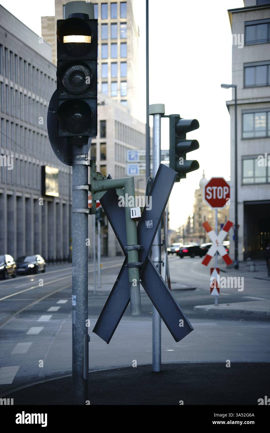 An intersection in the city centre of Frankfurt with various traffic ...