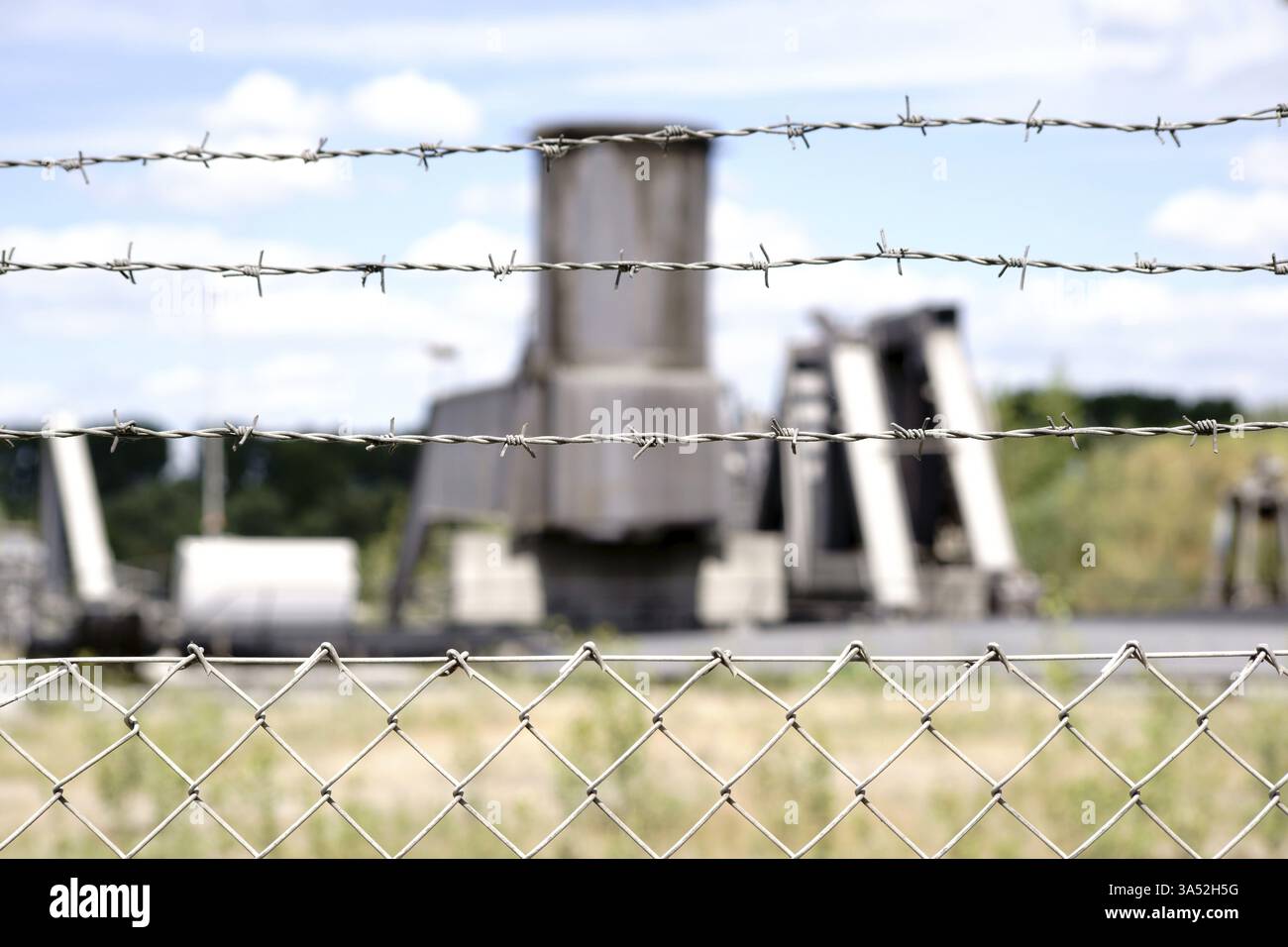 Factory fence detail large hi-res stock photography and images - Alamy