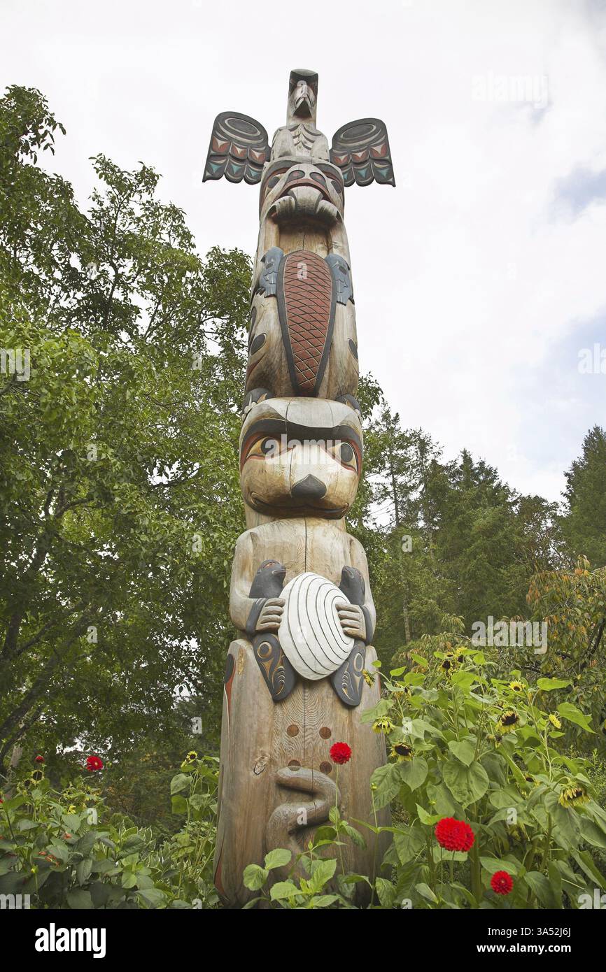 American Indian totem decorates and protects beautiful park Stock Photo ...