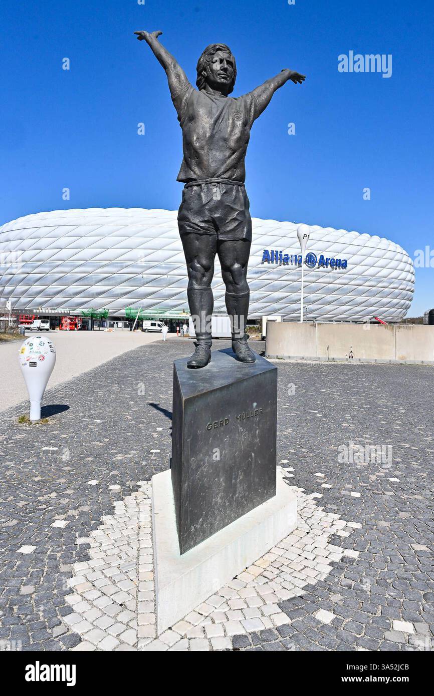 Allianz Arena München 18.03.2025 Das Denkmal fuer Gerd Mueller steht ...