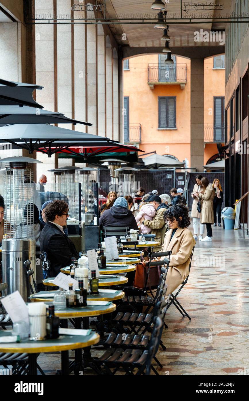 People dining sitting tables hi-res stock photography and images - Alamy