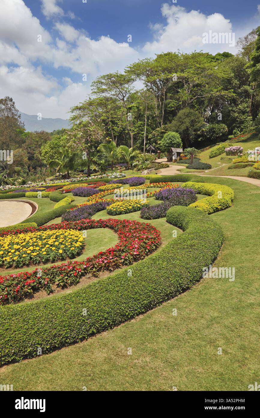The most beautiful park in Southeast Asia. Magnificent flower beds ...