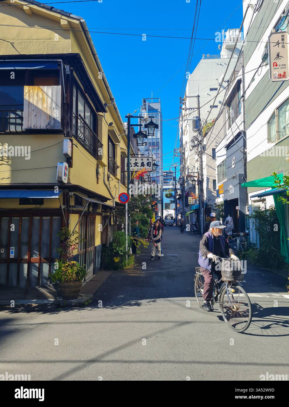Small Tokyo street in the Nakamise area near Sensoji temple in Asakusa ...