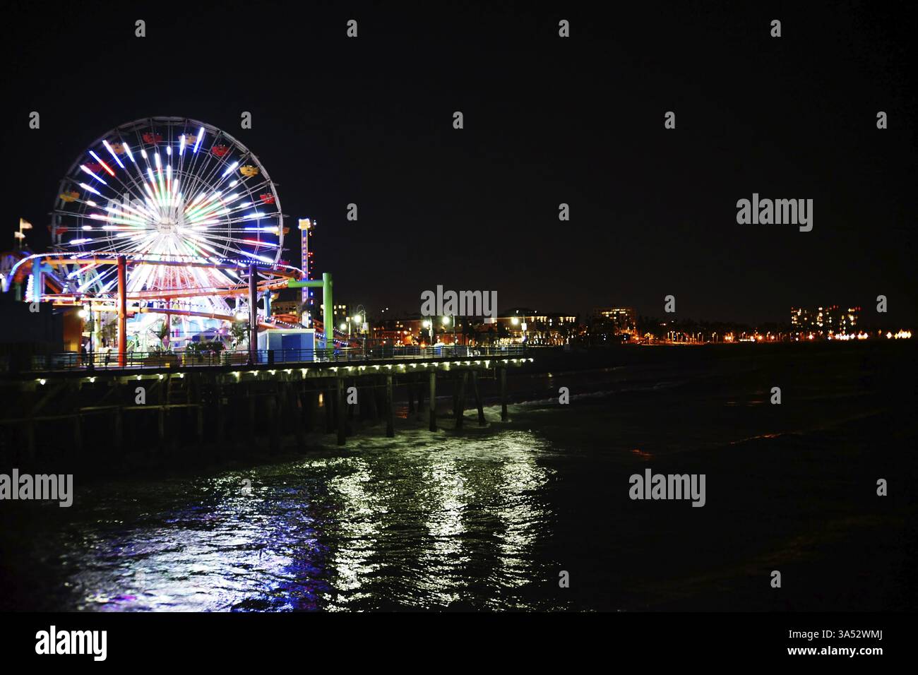 Los Angeles, United States - December 28, 2015: The Santa Monica Pier ...