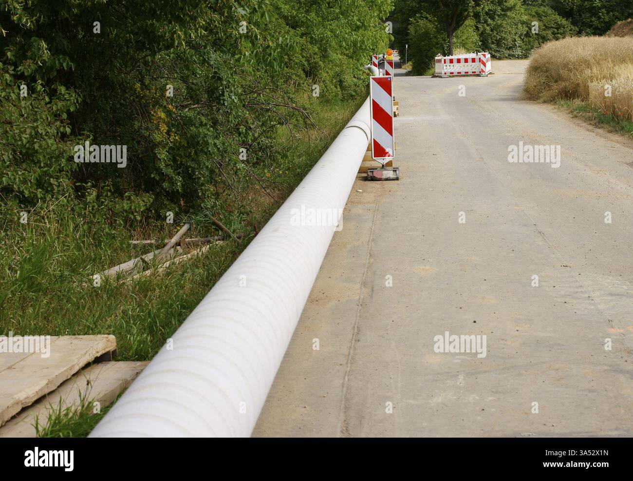 Road closed barricades hi-res stock photography and images - Alamy