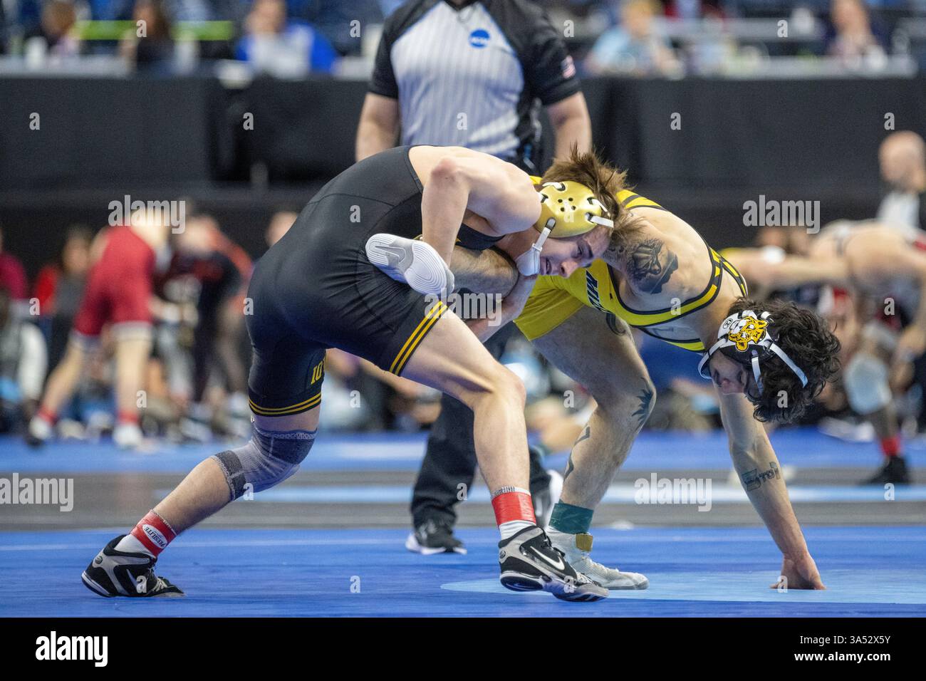 PHILADELPHIA, PA - MARCH 20: Kade Moore of Missouri and Drake Ayala of ...