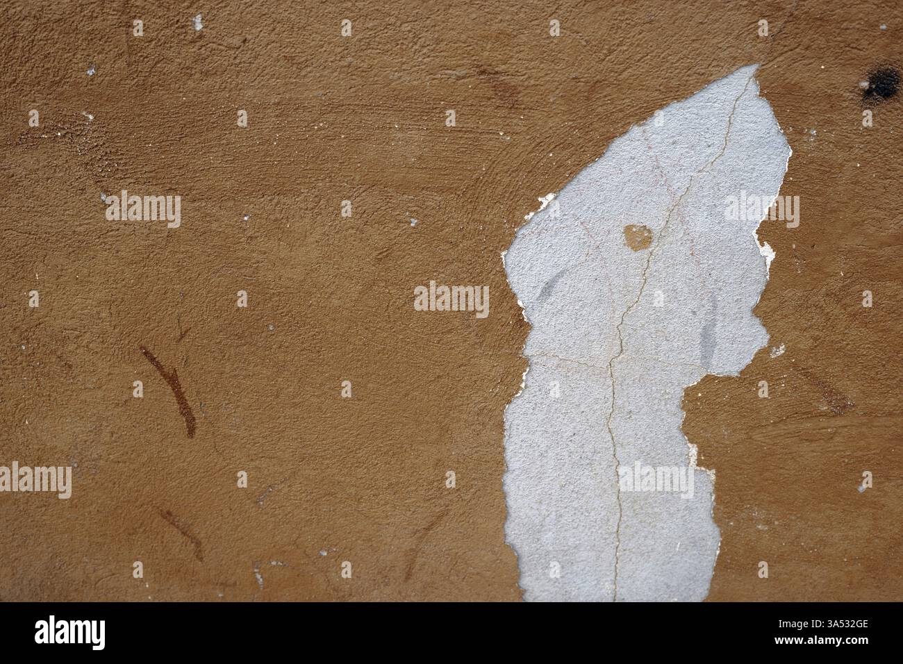 Close-up of a facade with a flaking layer of plaster Stock Photo - Alamy