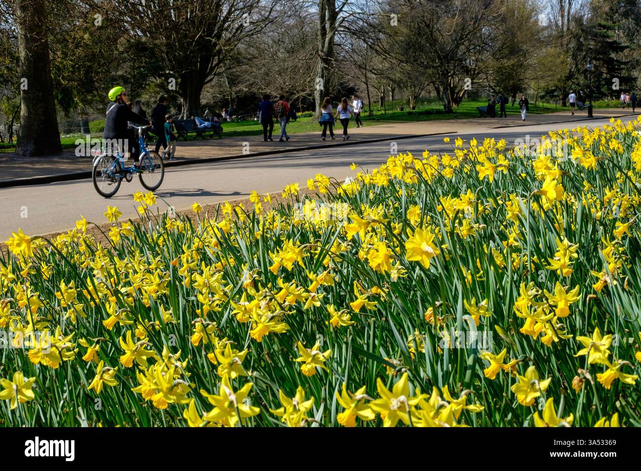 20 March 2025, London UK. Spring equinox temperatures hit 21C as UK ...