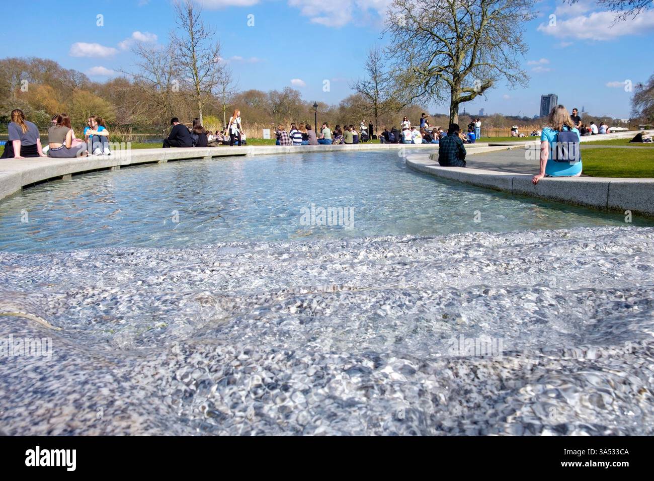 Uk park spring 2025 hi-res stock photography and images - Alamy