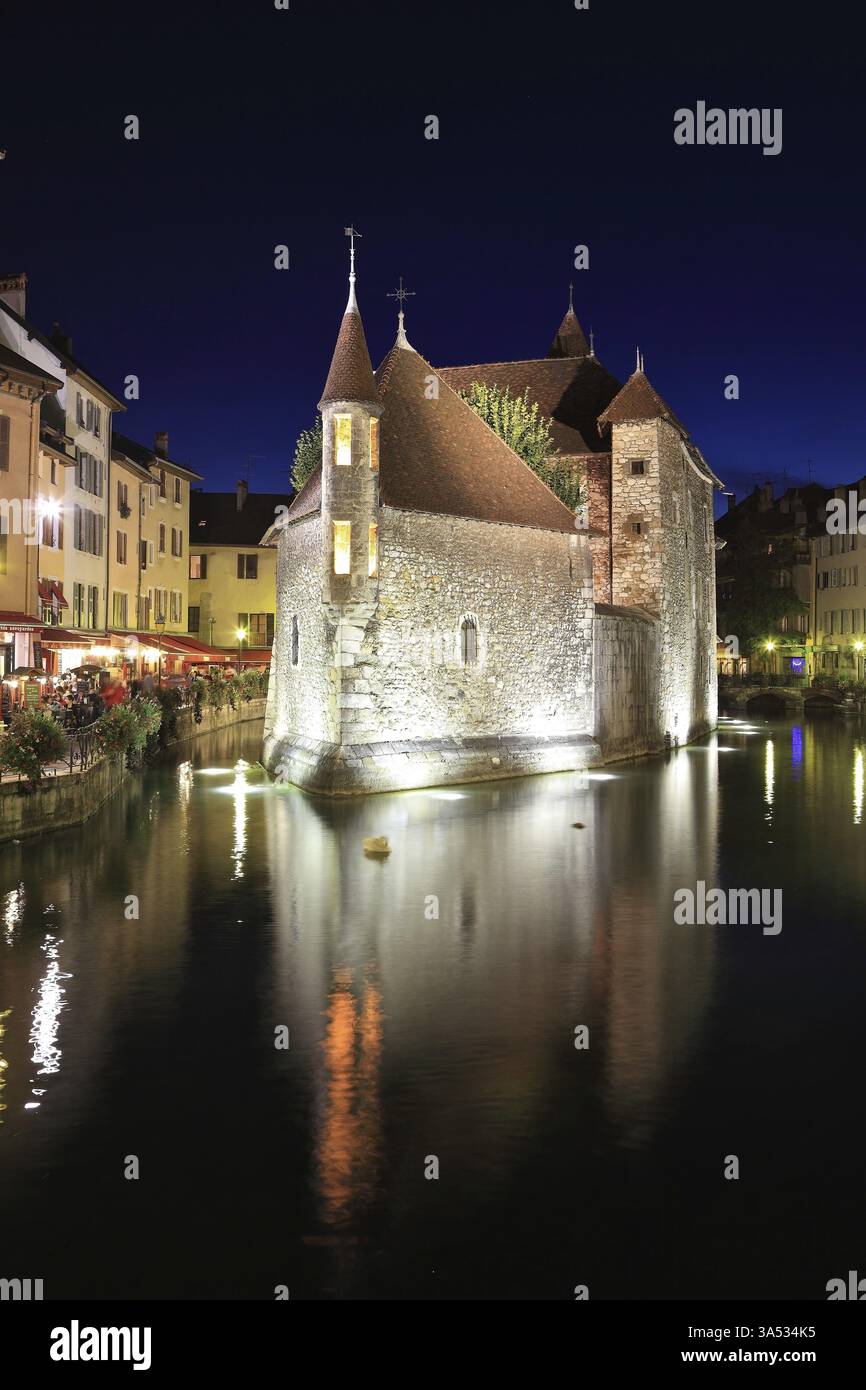 Historic castle reflects beautifully hi-res stock photography and ...