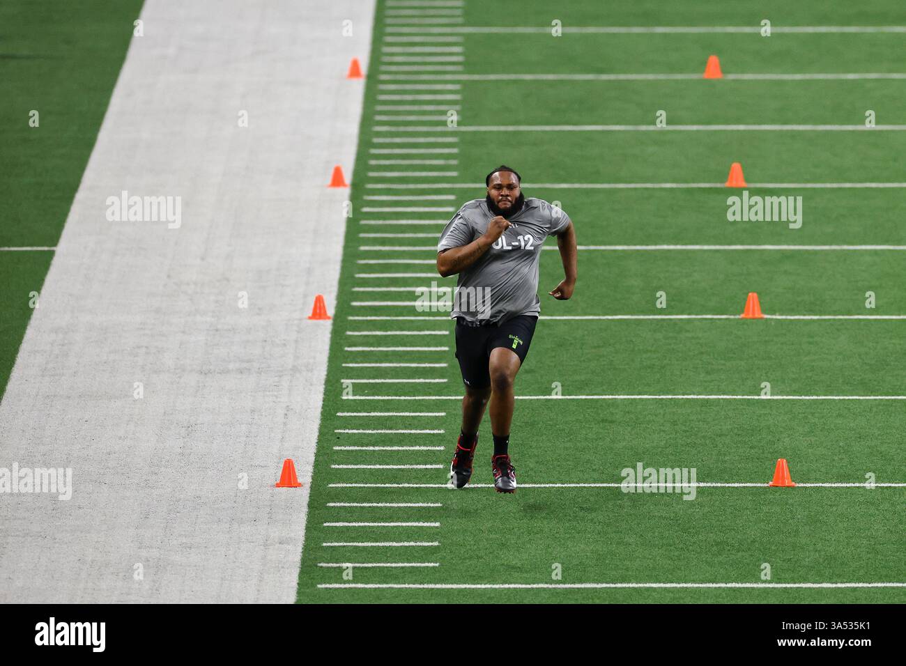 Houston offensive lineman Shamar Hobdy-lee runs in the 40 yard dash ...