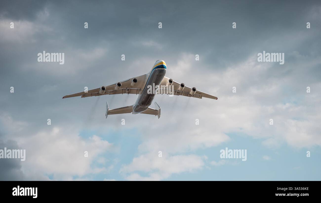 An-225 gaining altitude and leaving trail of smoke behind. Looking up ...